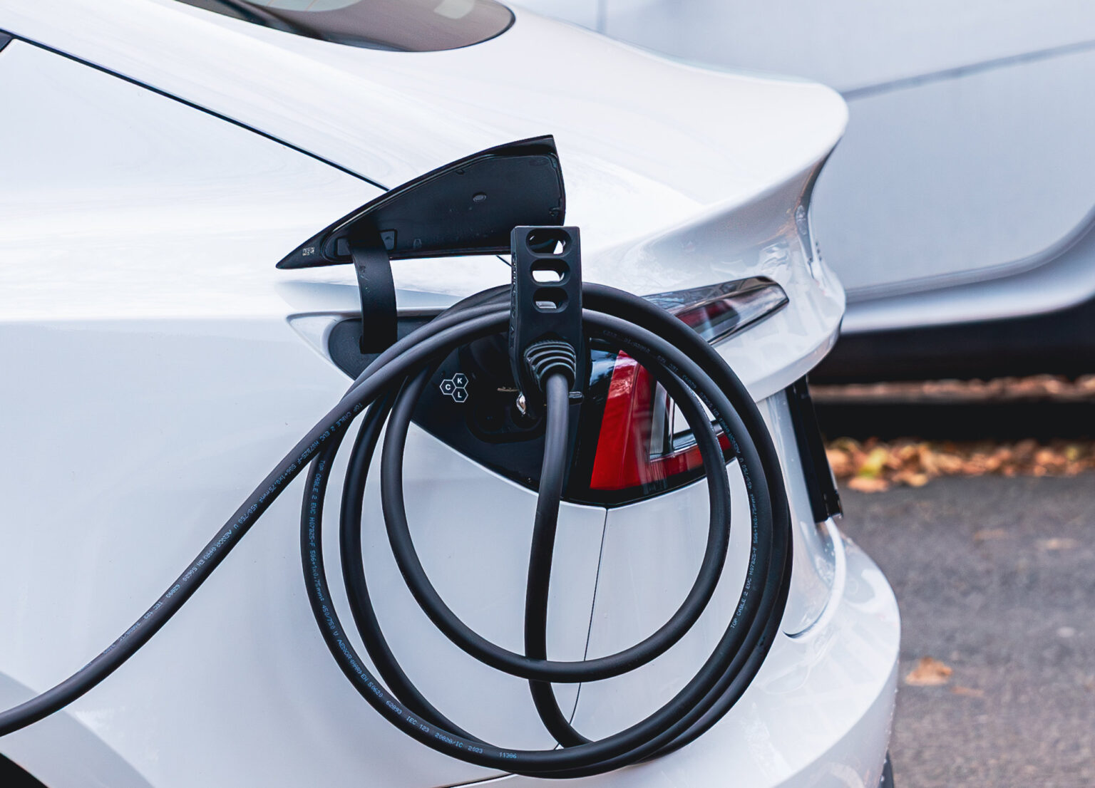 Genialer Haken hält Kabel sauber – Puls Magazin